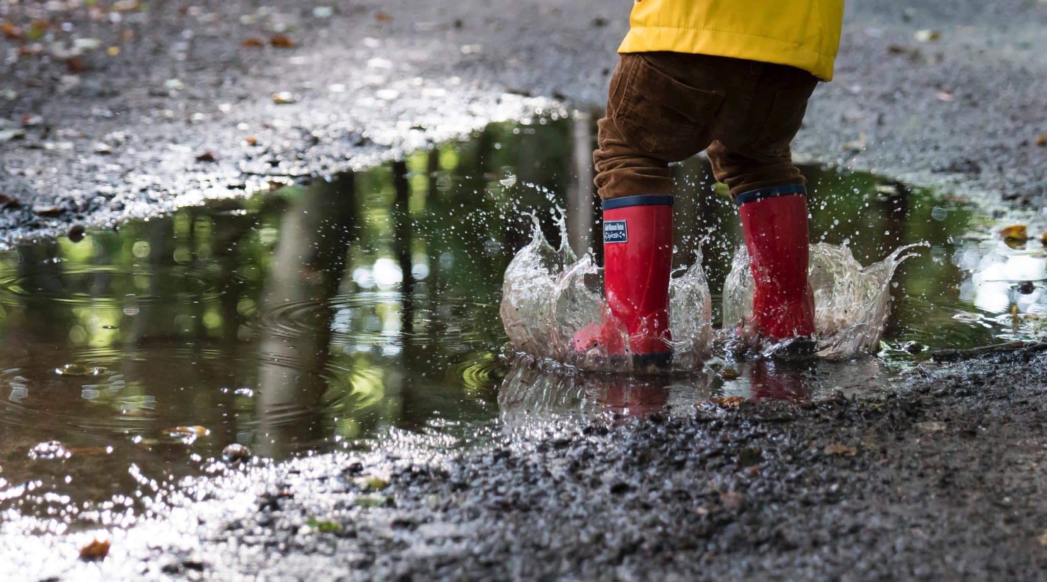 child-splashing-in-puddle - Fondation David Suzuki